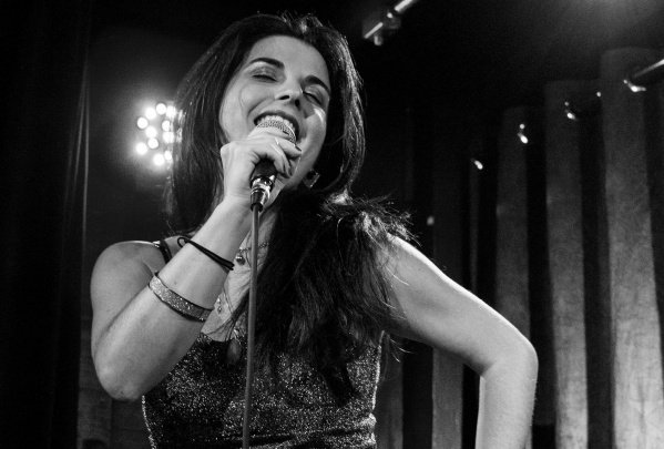 Raiz Club recebe Debora Sanna em São Paulo - Sympla