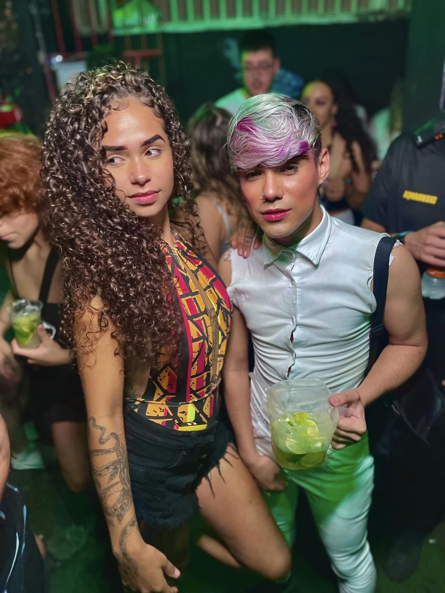 SHOW IRMAS DE PAU - LOVE HAUS - OPEN BAR I SEGUNDA-FEIRA 12/02 em ...